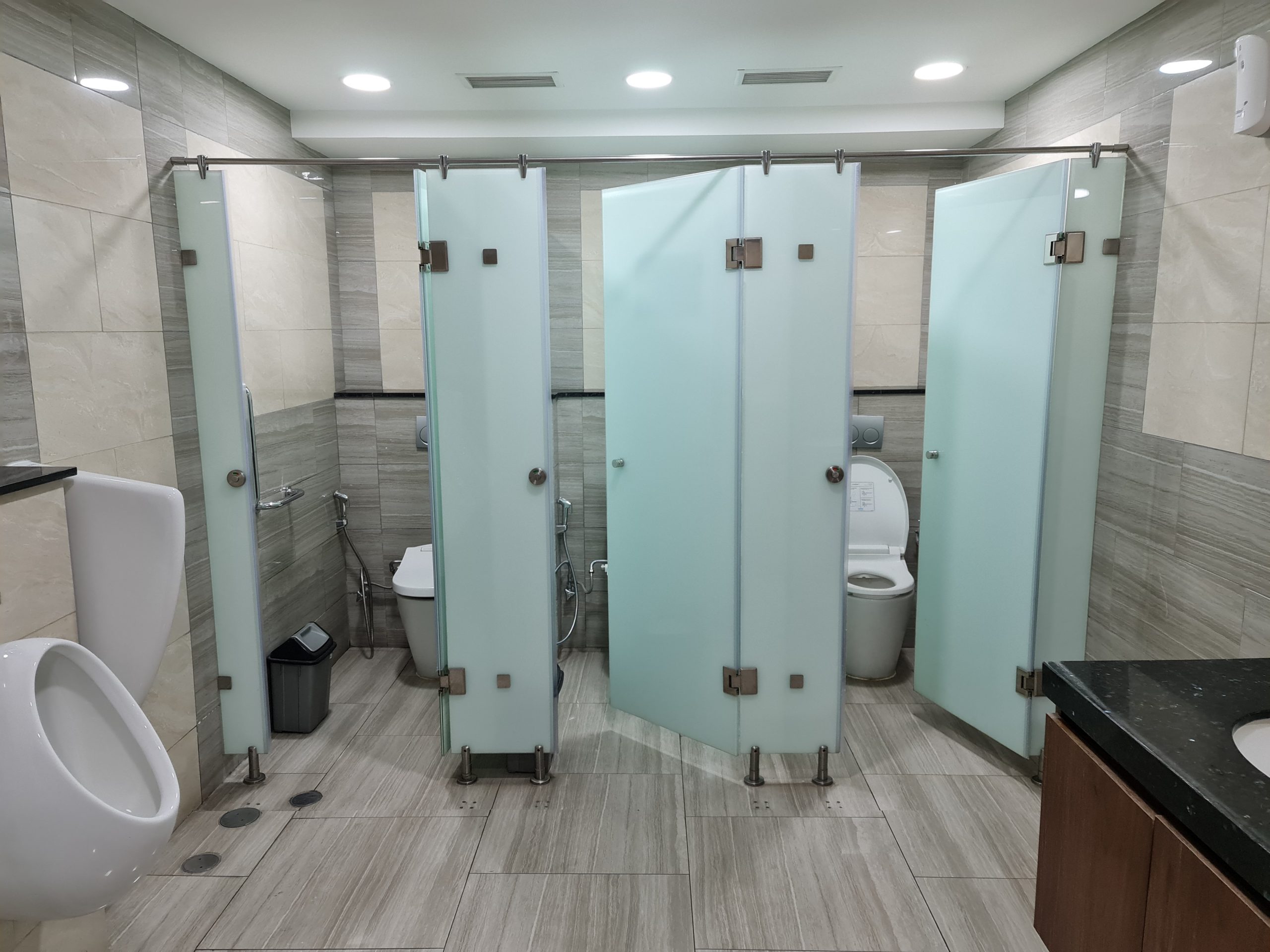 Keunggulan Mengaplikasikan Cubical Toilet di Mall - Elite Art Glass